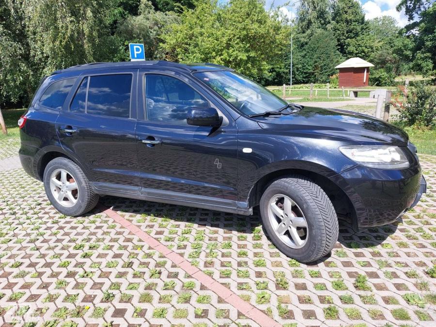 Black Hyundai Santa Fe 2010 in Joniskis, with an engine capacity of 2.20 L and mileage of 268 thousand km for 4000 €, photo 5 on AUTOMOTO.COM.LV