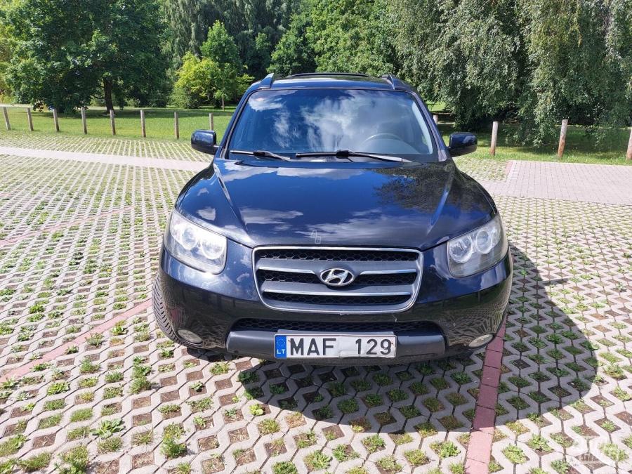 Black Hyundai Santa Fe 2010 in Joniskis, with an engine capacity of 2.20 L and mileage of 268 thousand km for 4000 €, photo 12 on AUTOMOTO.COM.LV