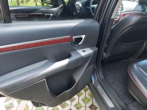 Black Hyundai Santa Fe 2010 in Joniskis, with an engine capacity of 2.20 L and mileage of 268 thousand km for 4000 €, photo 20 on AUTOMOTO.COM.LV