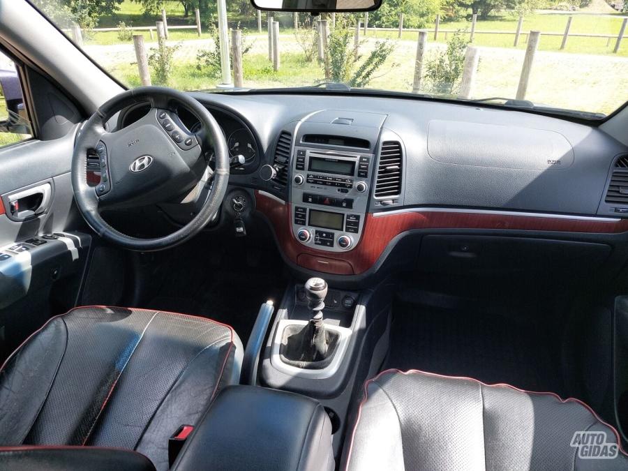 Black Hyundai Santa Fe 2010 in Joniskis, with an engine capacity of 2.20 L and mileage of 268 thousand km for 4000 €, photo 23 on AUTOMOTO.COM.LV