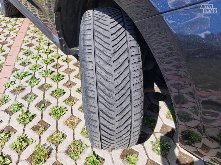 Black Hyundai Santa Fe 2010 in Joniskis, with an engine capacity of 2.20 L and mileage of 268 thousand km for 4000 €, photo 14 on AUTOMOTO.COM.LV