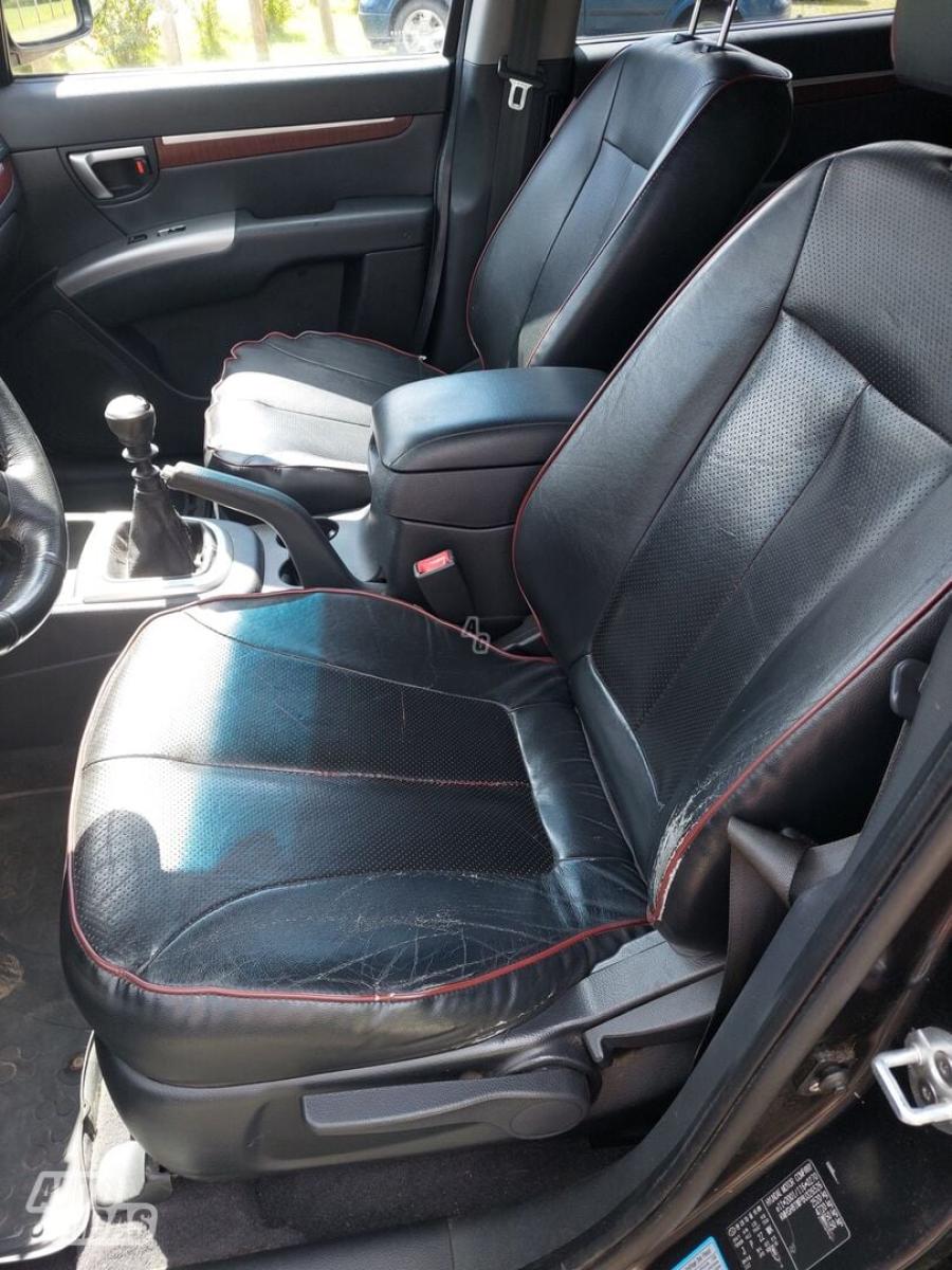 Black Hyundai Santa Fe 2010 in Joniskis, with an engine capacity of 2.20 L and mileage of 268 thousand km for 4000 €, photo 18 on AUTOMOTO.COM.LV