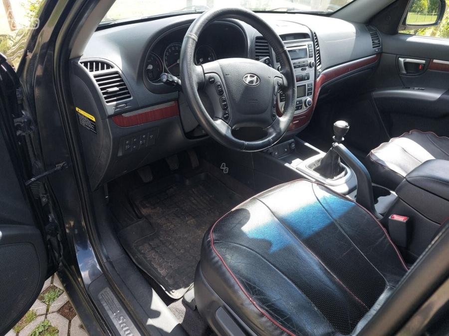 Black Hyundai Santa Fe 2010 in Joniskis, with an engine capacity of 2.20 L and mileage of 268 thousand km for 4000 €, photo 19 on AUTOMOTO.COM.LV