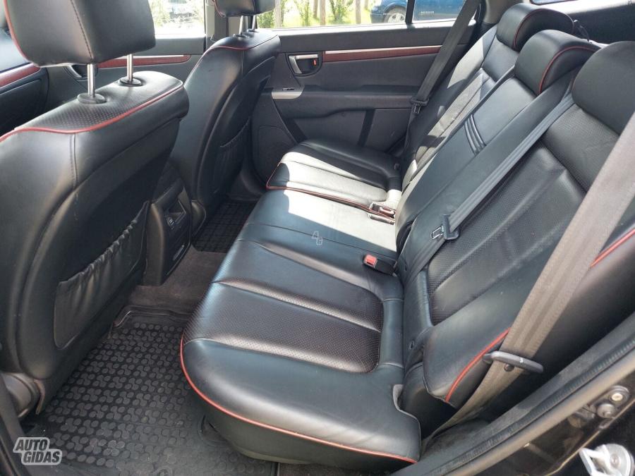 Black Hyundai Santa Fe 2010 in Joniskis, with an engine capacity of 2.20 L and mileage of 268 thousand km for 4000 €, photo 21 on AUTOMOTO.COM.LV
