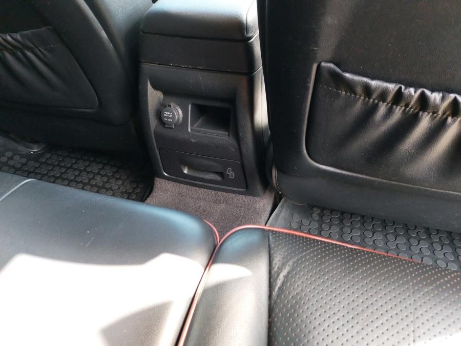 Black Hyundai Santa Fe 2010 in Joniskis, with an engine capacity of 2.20 L and mileage of 268 thousand km for 4000 €, photo 26 on AUTOMOTO.COM.LV