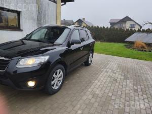 Black Hyundai Santa Fe 2010 in Bauska, with an engine capacity of 2.20 L and mileage of 330 thousand km for 2000 €, photo  on AUTOMOTO.COM.LV