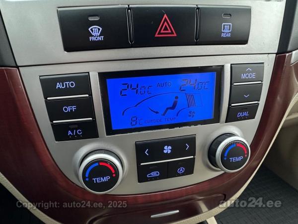Black Hyundai Santa Fe 2011 in Tartu, with an engine capacity of 2.20 L and mileage of 215 thousand km for 8950 €, photo 11 on AUTOMOTO.COM.LV