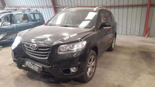 Black Hyundai Santa Fe 2011 in Taurage, with an engine capacity of 2.20 L and mileage of 225 thousand km for 4900 €, photo 1 on AUTOMOTO.COM.LV