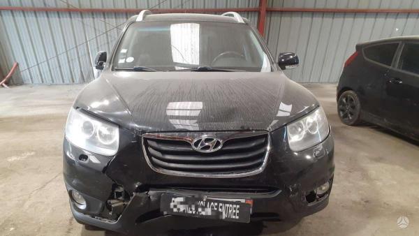 Black Hyundai Santa Fe 2011 in Taurage, with an engine capacity of 2.20 L and mileage of 225 thousand km for 4900 €, photo 2 on AUTOMOTO.COM.LV