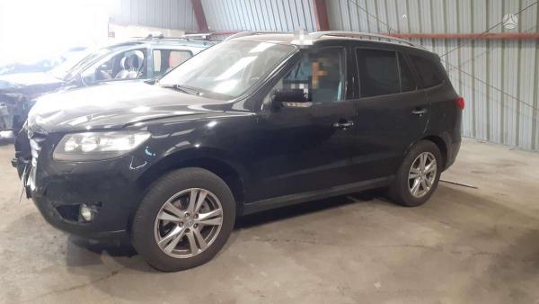 Black Hyundai Santa Fe 2011 in Taurage, with an engine capacity of 2.20 L and mileage of 225 thousand km for 4900 €, photo 3 on AUTOMOTO.COM.LV