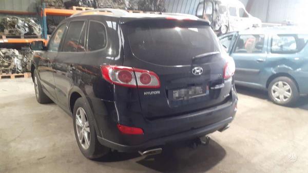 Black Hyundai Santa Fe 2011 in Taurage, with an engine capacity of 2.20 L and mileage of 225 thousand km for 4900 €, photo 4 on AUTOMOTO.COM.LV