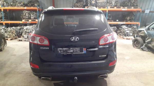 Black Hyundai Santa Fe 2011 in Taurage, with an engine capacity of 2.20 L and mileage of 225 thousand km for 4900 €, photo 5 on AUTOMOTO.COM.LV