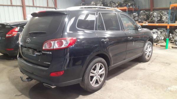 Black Hyundai Santa Fe 2011 in Taurage, with an engine capacity of 2.20 L and mileage of 225 thousand km for 4900 €, photo 6 on AUTOMOTO.COM.LV