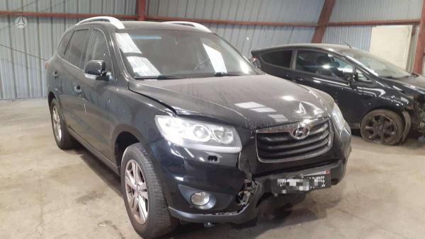 Black Hyundai Santa Fe 2011 in Taurage, with an engine capacity of 2.20 L and mileage of 225 thousand km for 4900 €, photo 7 on AUTOMOTO.COM.LV