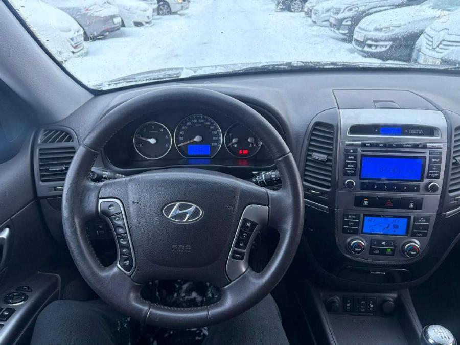 Melns Hyundai Santa Fe 2011 Tauragė, ar dzinēja tilpumu 2.00 L un nobraukumu 259 tūkst. km par 5200 €, foto 19 vietnē AUTOMOTO.COM.LV