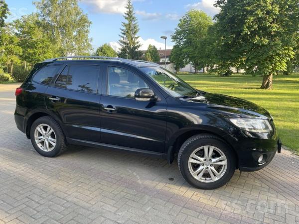Black Hyundai Santa Fe 2011 in Madona, with an engine capacity of 2.20 L and mileage of 312 thousand km for 6200 €, photo 2 on AUTOMOTO.COM.LV