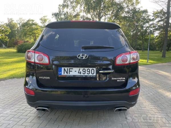 Black Hyundai Santa Fe 2011 in Madona, with an engine capacity of 2.20 L and mileage of 312 thousand km for 6200 €, photo 3 on AUTOMOTO.COM.LV