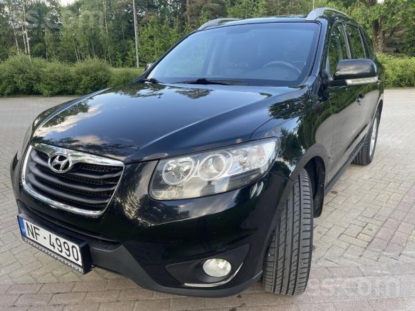 Black Hyundai Santa Fe 2011 in Madona, with an engine capacity of 2.20 L and mileage of 312 thousand km for 6200 €, photo 6 on AUTOMOTO.COM.LV