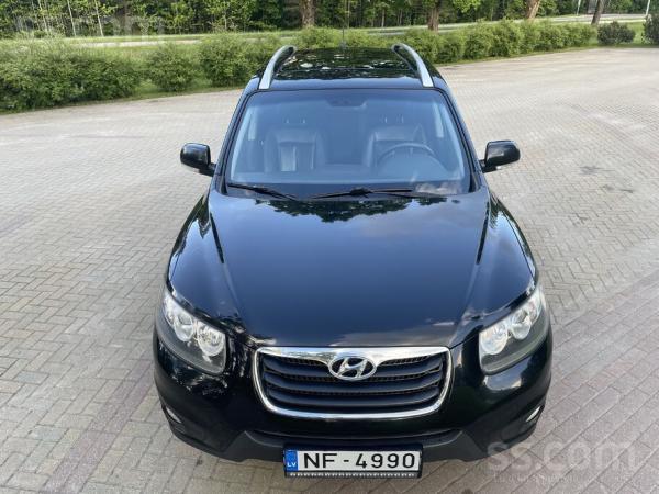 Black Hyundai Santa Fe 2011 in Madona, with an engine capacity of 2.20 L and mileage of 312 thousand km for 6200 €, photo 8 on AUTOMOTO.COM.LV