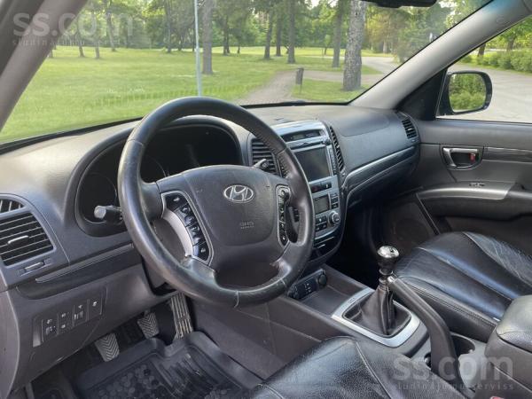 Black Hyundai Santa Fe 2011 in Madona, with an engine capacity of 2.20 L and mileage of 312 thousand km for 6200 €, photo 9 on AUTOMOTO.COM.LV