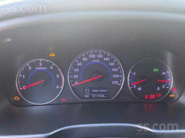 Black Hyundai Santa Fe 2011 in Madona, with an engine capacity of 2.20 L and mileage of 312 thousand km for 6200 €, photo 10 on AUTOMOTO.COM.LV