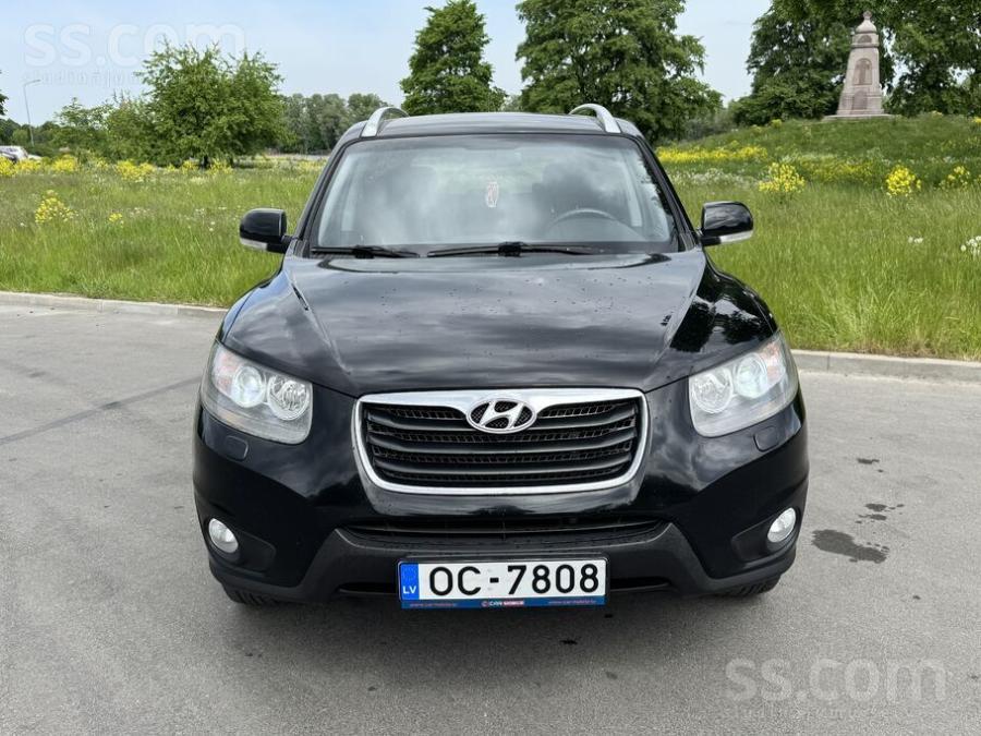 Black Hyundai Santa Fe 2011 in Riga, with an engine capacity of 2.20 L and mileage of 0 thousand km for 5950 €, photo 3 on AUTOMOTO.COM.LV