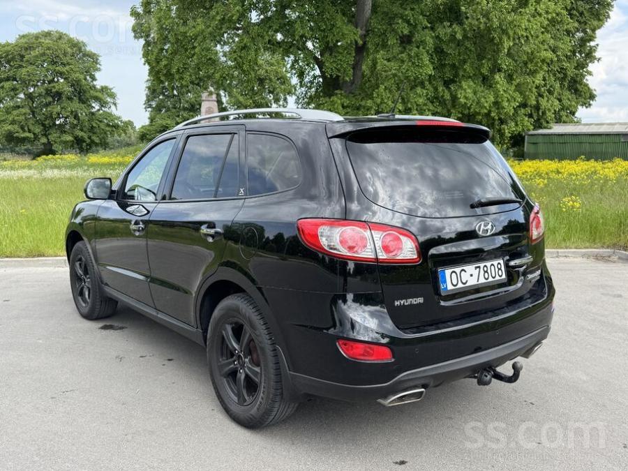 Black Hyundai Santa Fe 2011 in Riga, with an engine capacity of 2.20 L and mileage of 0 thousand km for 5950 €, photo 5 on AUTOMOTO.COM.LV