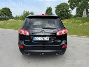 Black Hyundai Santa Fe 2011 in Riga, with an engine capacity of 2.20 L and mileage of 0 thousand km for 5950 €, photo 6 on AUTOMOTO.COM.LV