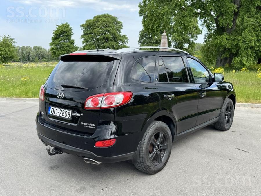 Black Hyundai Santa Fe 2011 in Riga, with an engine capacity of 2.20 L and mileage of 0 thousand km for 5950 €, photo 7 on AUTOMOTO.COM.LV
