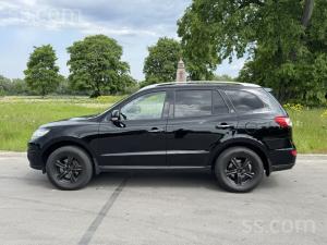 Black Hyundai Santa Fe 2011 in Riga, with an engine capacity of 2.20 L and mileage of 0 thousand km for 5950 €, photo 8 on AUTOMOTO.COM.LV