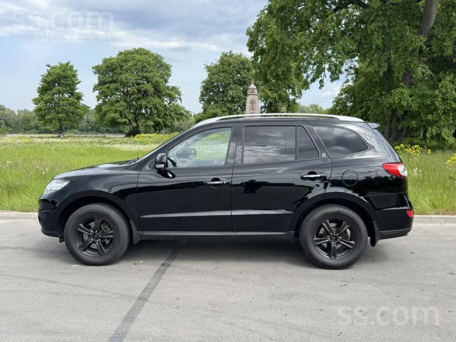 Black Hyundai Santa Fe 2011 in Riga, with an engine capacity of 2.20 L and mileage of 0 thousand km for 5950 €, photo 8 on AUTOMOTO.COM.LV