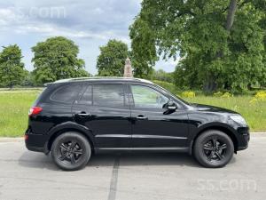 Black Hyundai Santa Fe 2011 in Riga, with an engine capacity of 2.20 L and mileage of 0 thousand km for 5950 €, photo 9 on AUTOMOTO.COM.LV