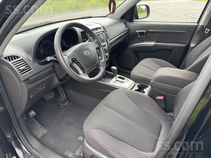 Black Hyundai Santa Fe 2011 in Riga, with an engine capacity of 2.20 L and mileage of 0 thousand km for 5950 €, photo 10 on AUTOMOTO.COM.LV