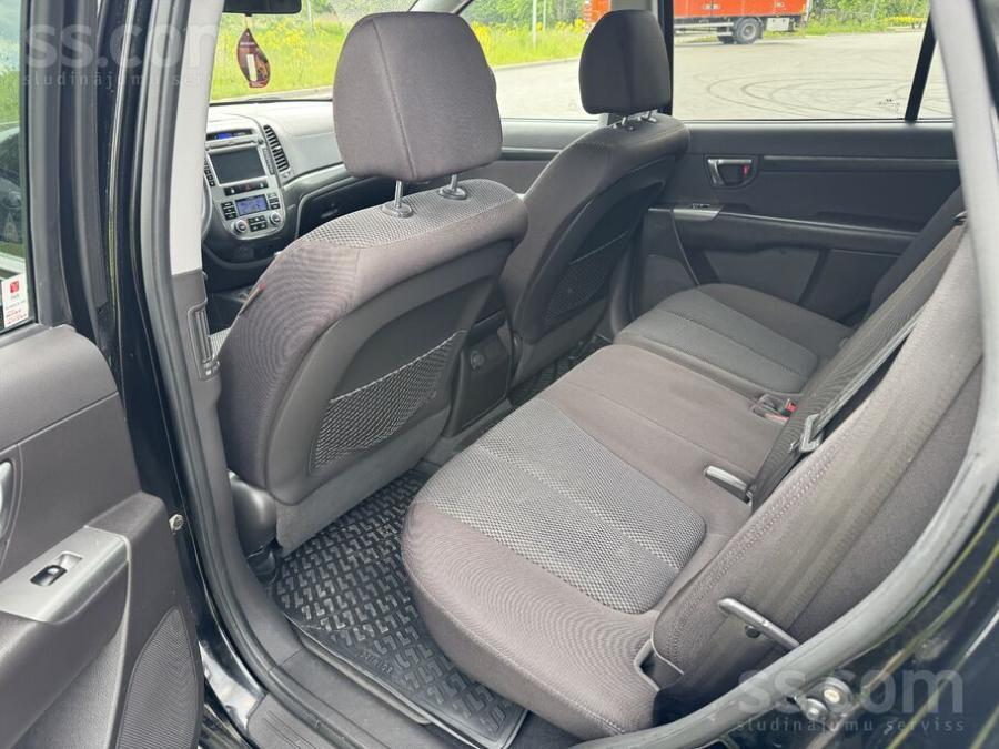 Black Hyundai Santa Fe 2011 in Riga, with an engine capacity of 2.20 L and mileage of 0 thousand km for 5950 €, photo 13 on AUTOMOTO.COM.LV