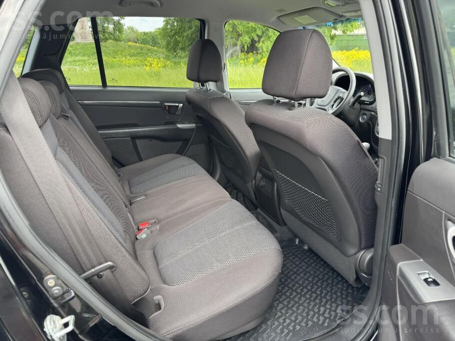 Black Hyundai Santa Fe 2011 in Riga, with an engine capacity of 2.20 L and mileage of 0 thousand km for 5950 €, photo 15 on AUTOMOTO.COM.LV