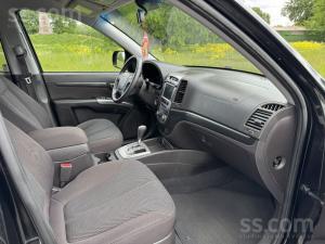 Black Hyundai Santa Fe 2011 in Riga, with an engine capacity of 2.20 L and mileage of 0 thousand km for 5950 €, photo 17 on AUTOMOTO.COM.LV