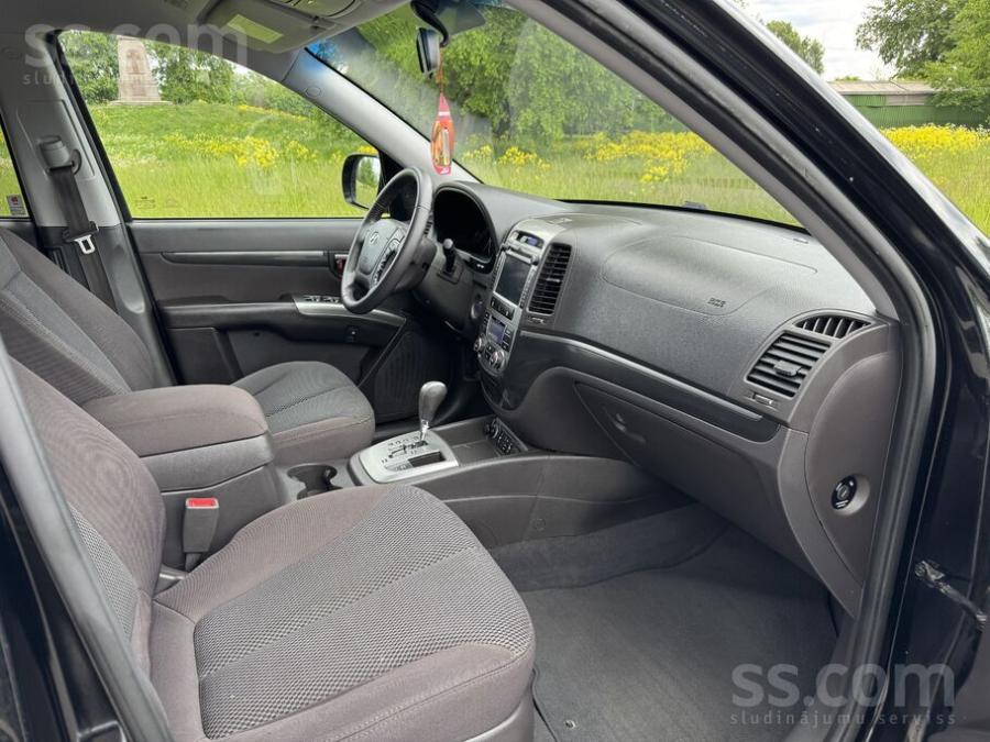 Black Hyundai Santa Fe 2011 in Riga, with an engine capacity of 2.20 L and mileage of 0 thousand km for 5950 €, photo 17 on AUTOMOTO.COM.LV