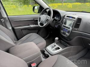 Black Hyundai Santa Fe 2011 in Riga, with an engine capacity of 2.20 L and mileage of 0 thousand km for 5950 €, photo 18 on AUTOMOTO.COM.LV