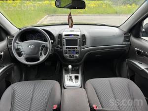 Black Hyundai Santa Fe 2011 in Riga, with an engine capacity of 2.20 L and mileage of 0 thousand km for 5950 €, photo 19 on AUTOMOTO.COM.LV