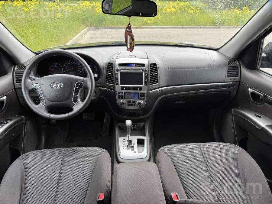 Black Hyundai Santa Fe 2011 in Riga, with an engine capacity of 2.20 L and mileage of 0 thousand km for 5950 €, photo 19 on AUTOMOTO.COM.LV
