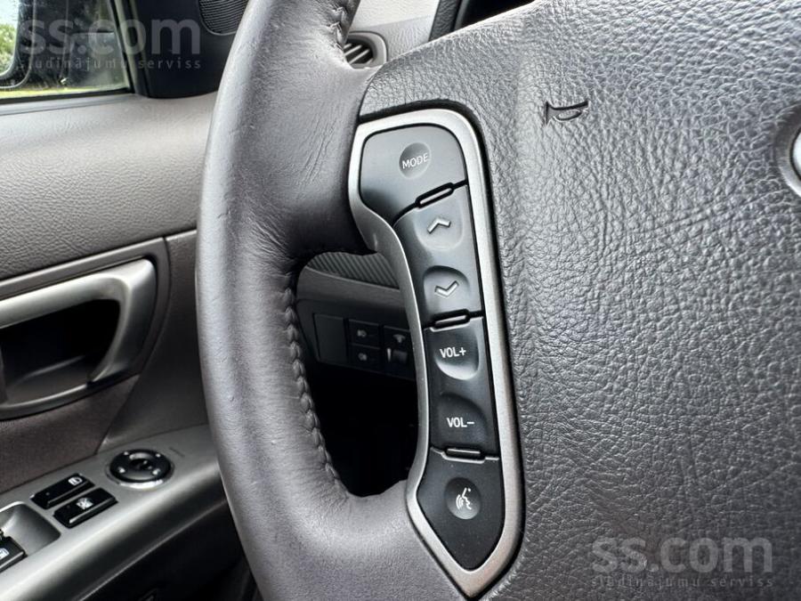 Black Hyundai Santa Fe 2011 in Riga, with an engine capacity of 2.20 L and mileage of 0 thousand km for 5950 €, photo 20 on AUTOMOTO.COM.LV