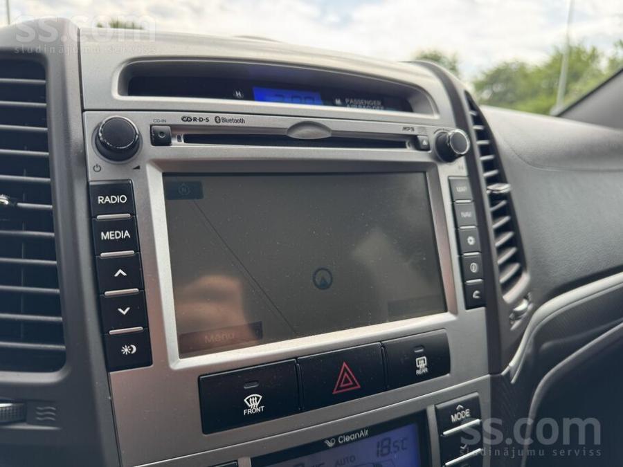 Black Hyundai Santa Fe 2011 in Riga, with an engine capacity of 2.20 L and mileage of 0 thousand km for 5950 €, photo 22 on AUTOMOTO.COM.LV