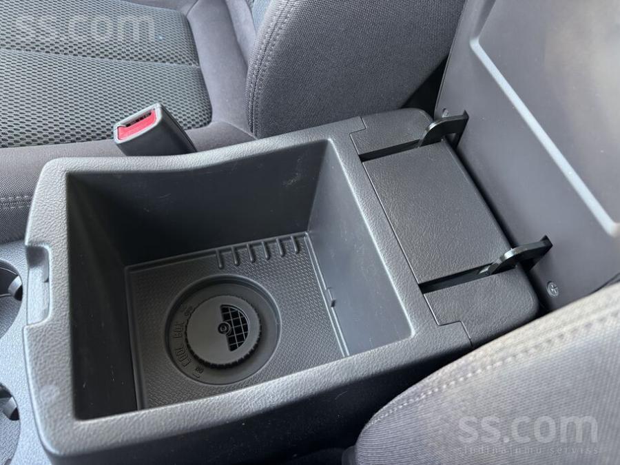 Black Hyundai Santa Fe 2011 in Riga, with an engine capacity of 2.20 L and mileage of 0 thousand km for 5950 €, photo 27 on AUTOMOTO.COM.LV