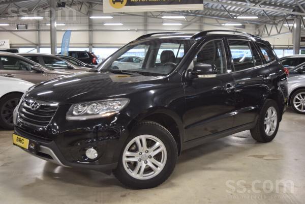 Black Hyundai Santa Fe 2011 in Riga, with an engine capacity of 2.20 L and mileage of 194 thousand km for 3400 €, photo 1 on AUTOMOTO.COM.LV