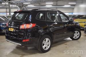 Black Hyundai Santa Fe 2011 in Riga, with an engine capacity of 2.20 L and mileage of 194 thousand km for 3400 €, photo 3 on AUTOMOTO.COM.LV