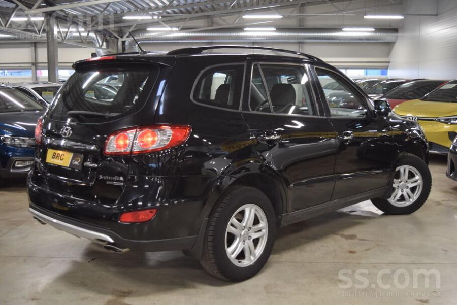 Black Hyundai Santa Fe 2011 in Riga, with an engine capacity of 2.20 L and mileage of 194 thousand km for 3400 €, photo 3 on AUTOMOTO.COM.LV