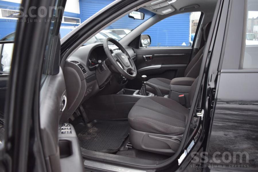 Black Hyundai Santa Fe 2011 in Riga, with an engine capacity of 2.20 L and mileage of 194 thousand km for 3400 €, photo 4 on AUTOMOTO.COM.LV