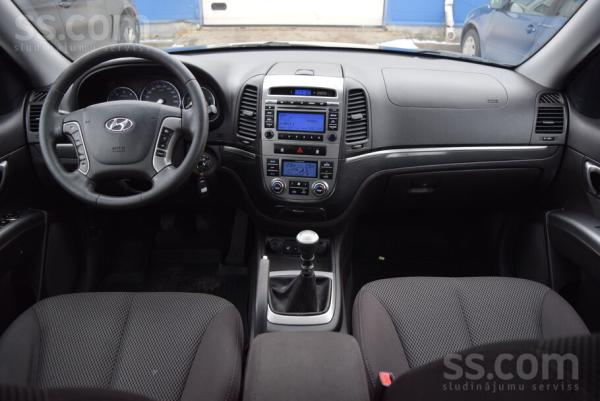 Black Hyundai Santa Fe 2011 in Riga, with an engine capacity of 2.20 L and mileage of 194 thousand km for 3400 €, photo 4 on AUTOMOTO.COM.LV
