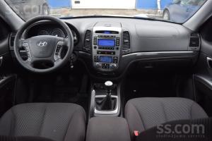 Black Hyundai Santa Fe 2011 in Riga, with an engine capacity of 2.20 L and mileage of 194 thousand km for 3400 €, photo 5 on AUTOMOTO.COM.LV