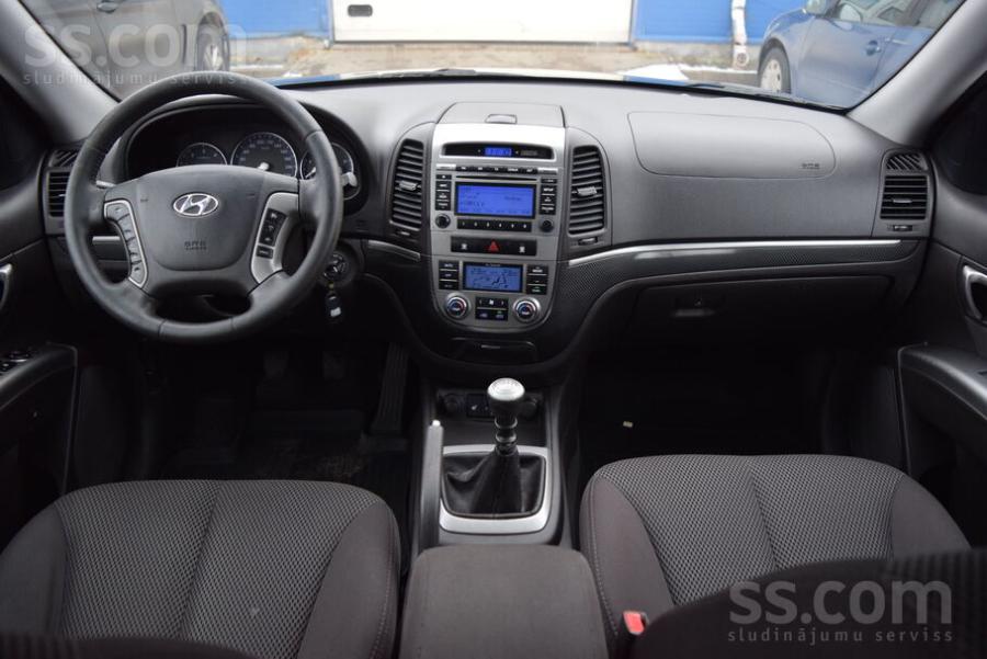 Black Hyundai Santa Fe 2011 in Riga, with an engine capacity of 2.20 L and mileage of 194 thousand km for 3400 €, photo 5 on AUTOMOTO.COM.LV